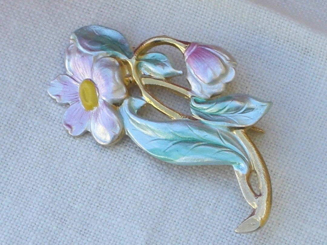 Broche Flor esmaltada de Kelly Waters en colores pastel en caja ...
