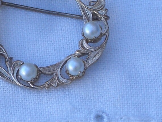 Circle Pin With Faux Pearls Vintage Gem