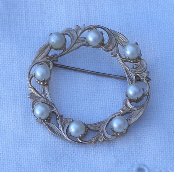 Circle Pin With Faux Pearls Vintage Gem