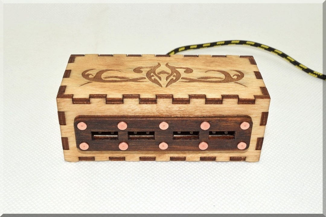 Wooden 4 Ports USB HUB With Engraved Vintage Ornaments. Great Chrismas ...