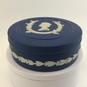Wedgwood Queen Elizabeth II Silver Jubilee 1977 Round Trinket Box Royal ...