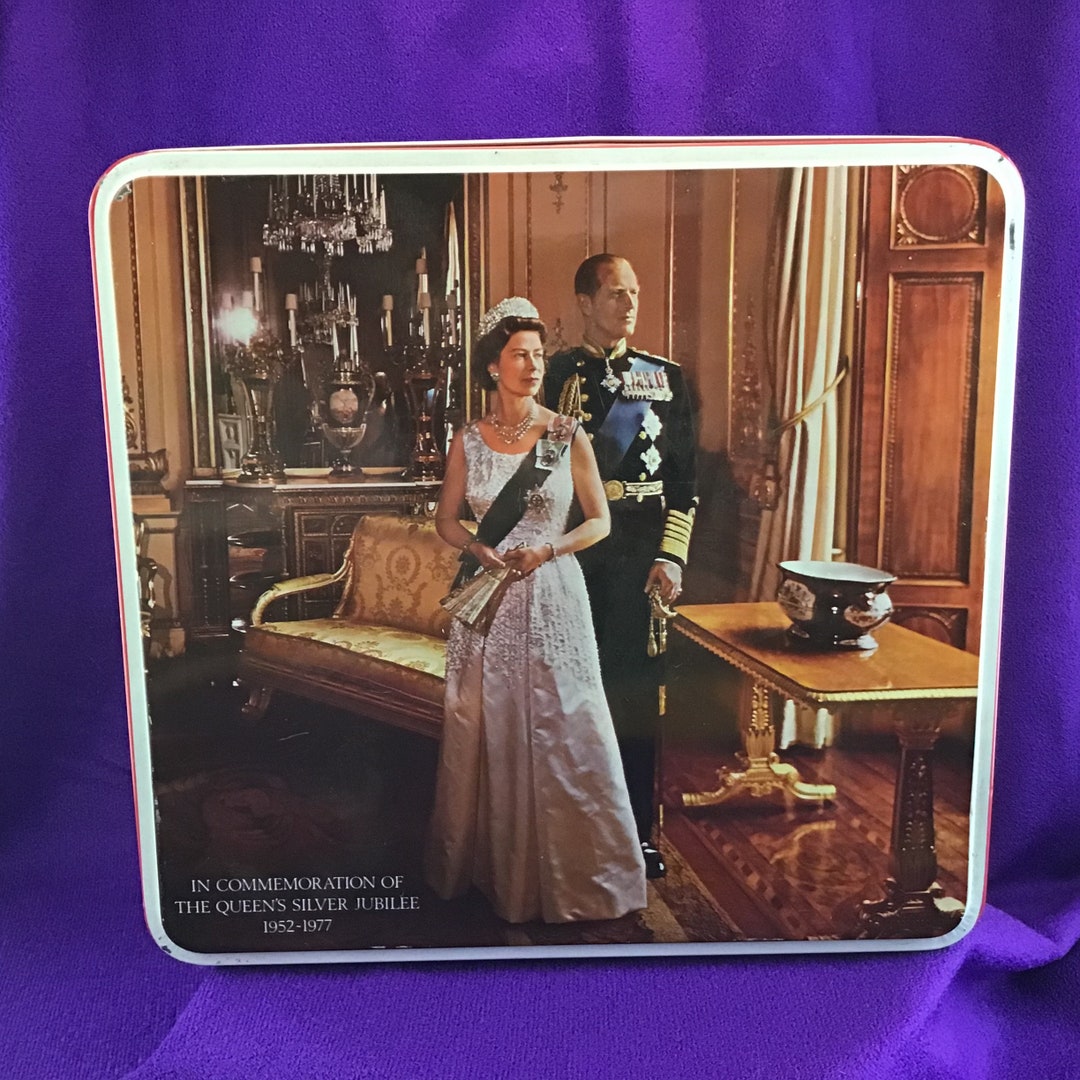 Queen Elizabeth II Silver Jubilee Tin 1952 1977 Biscuit Tin Made in UK ...