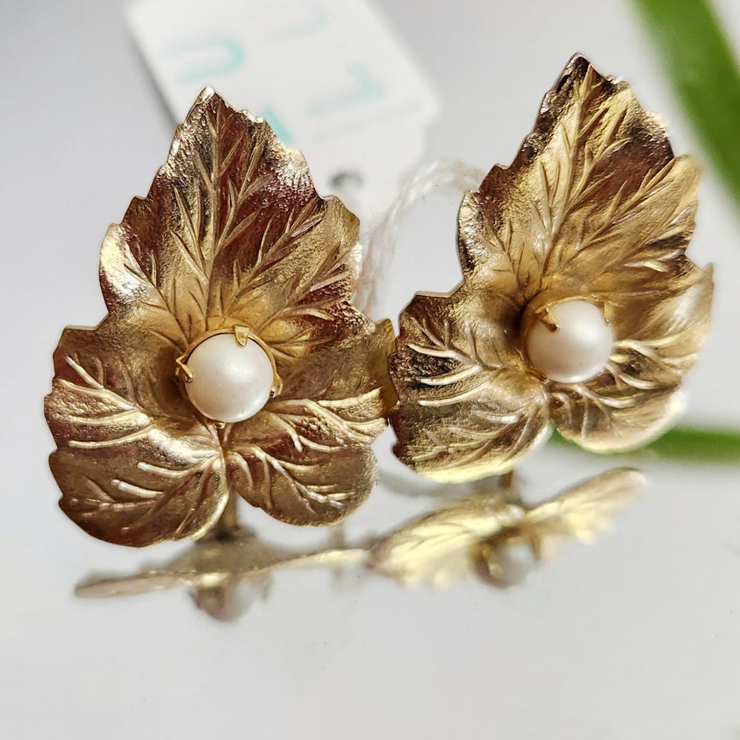 Vintage 60s Sarah Coventry Gold Tone Leaf and Pearl Chit Chat Earrings ...