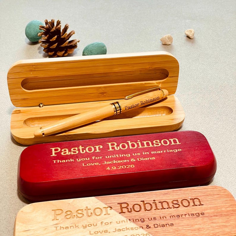 Gepersonaliseerde houten pennencadeauset: gegraveerde PASTOR ...