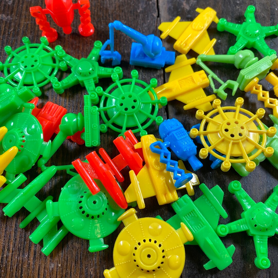 Lot of 5 Vintage Vending Machine Spaceship Robot Toys - Robot Gum Ball ...