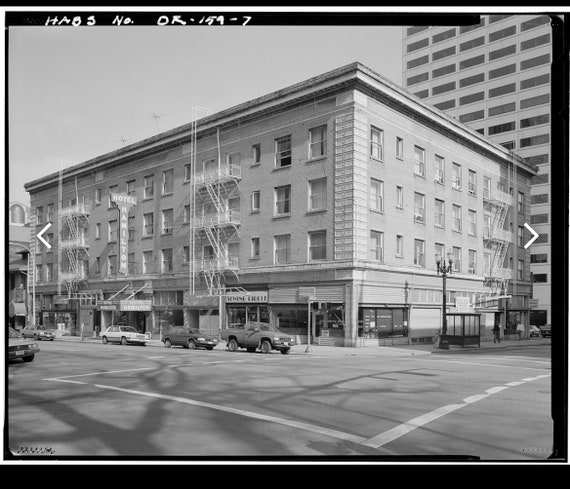Vintage plastic Hamilton Hotel key fob - red Hotel fo… - Gem