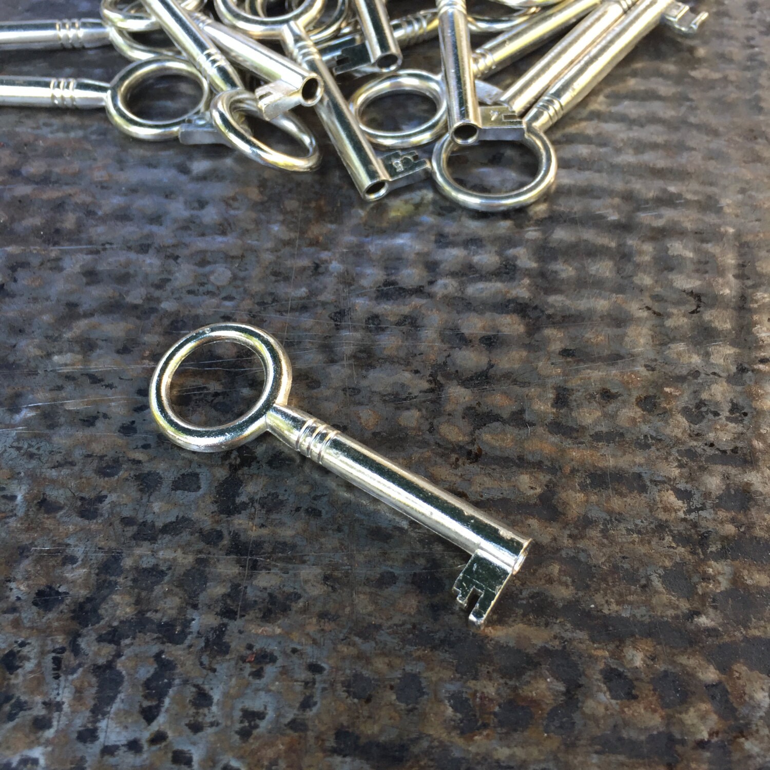 Small Antique Skeleton key - vintage skeleton key - vintage hollow ...