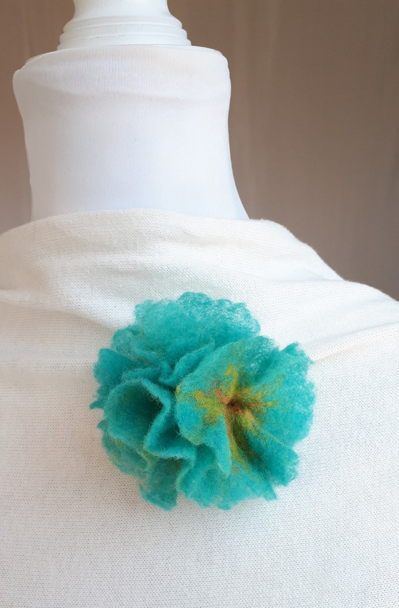 Felted Brooch Three Teal Blue Flowers Turquoise Petunias - Etsy