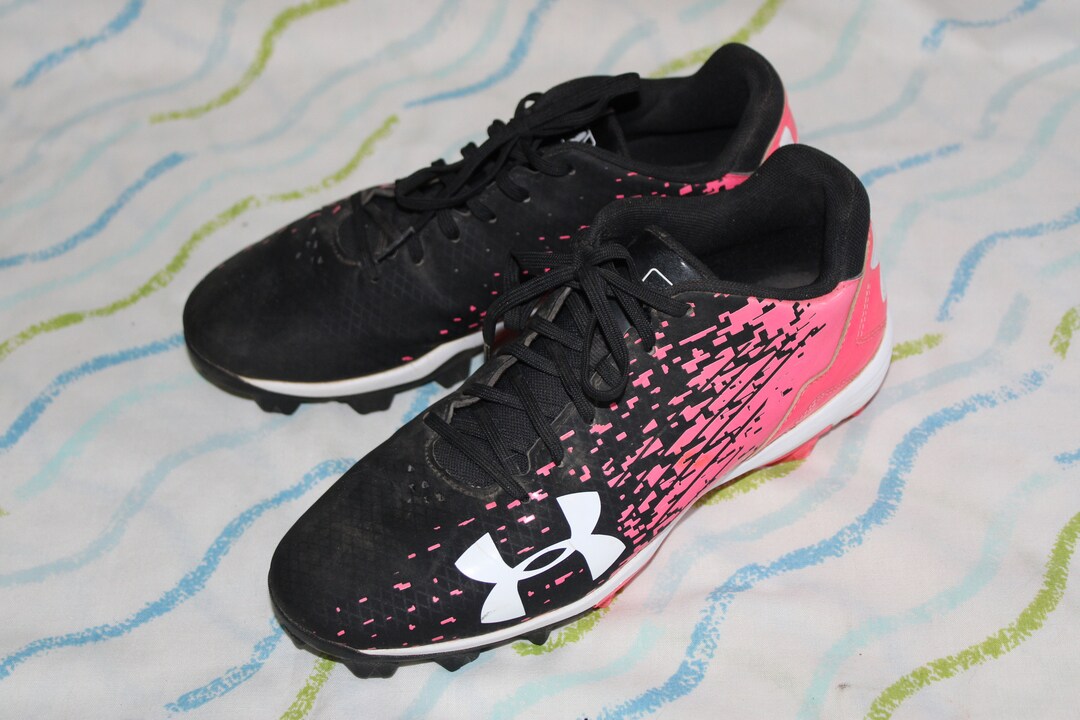 Nice Pair of Under Armour Leadoff Girls' Baseball Cleats in Size 6Y ...