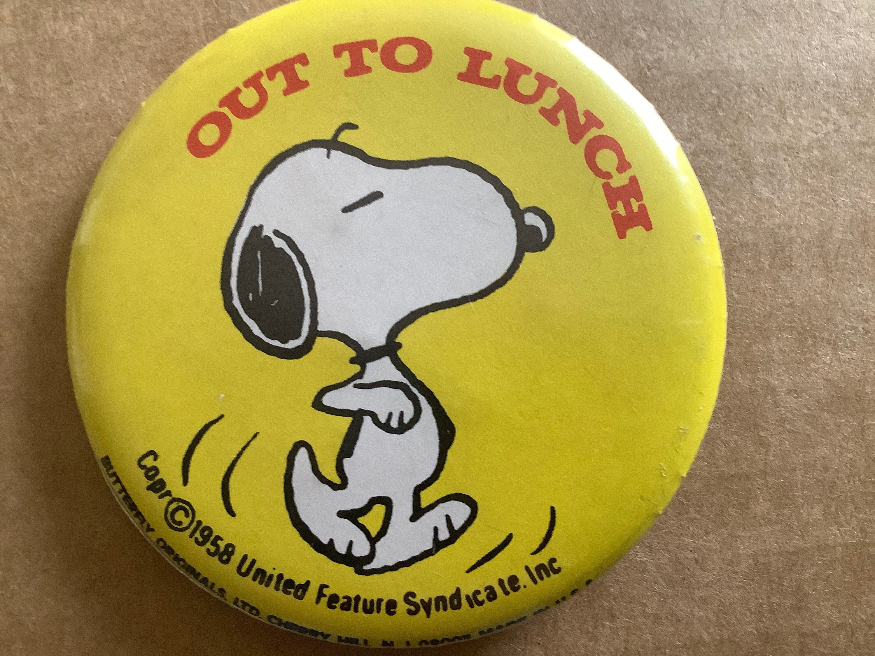 1958 Snoopy OUT TO LUNCH Pin/pinback, United Feature Syndicate - Etsy