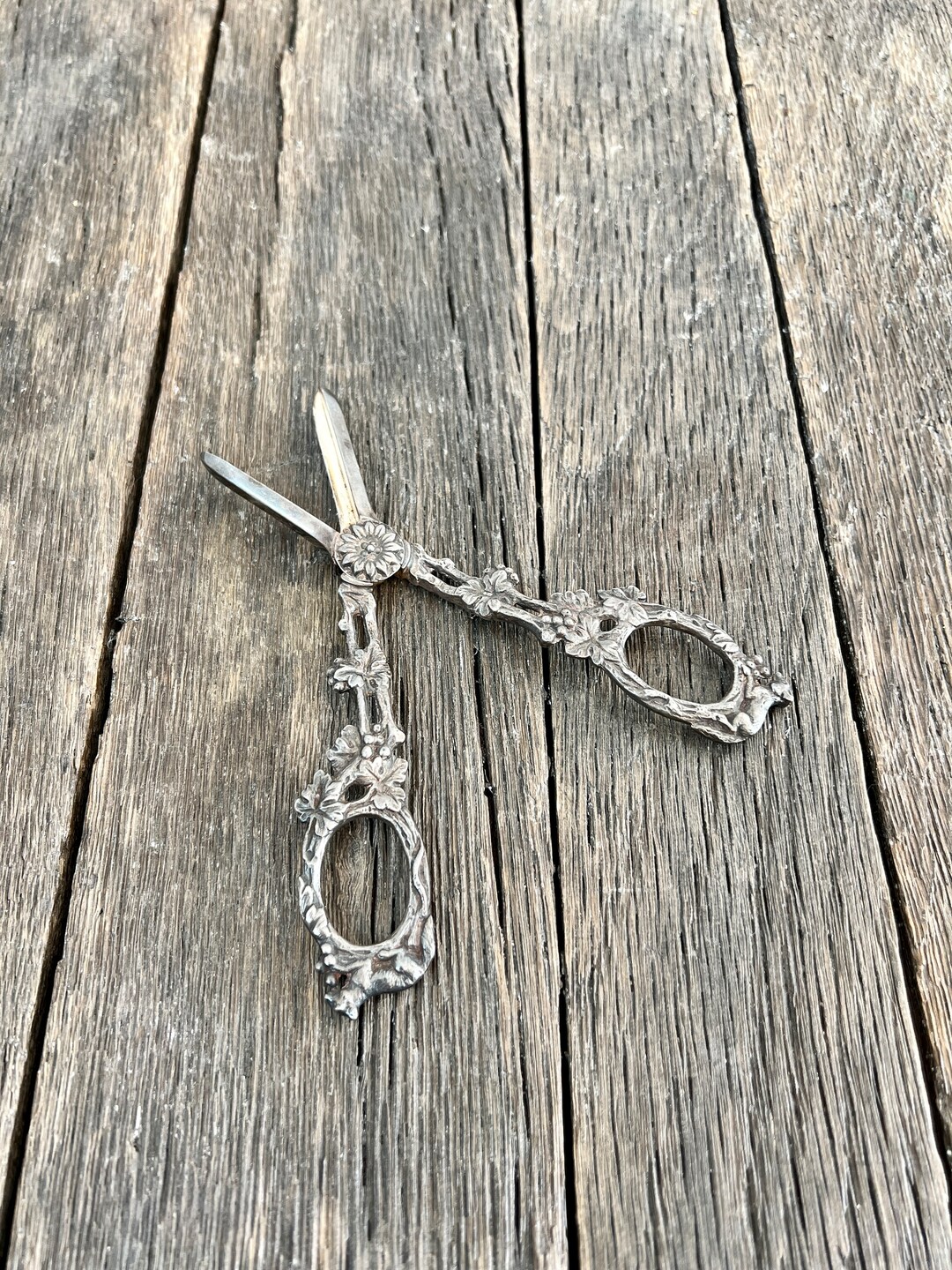 Antique Grape Scissors With Foxes on the Handle - Lees and Son ...