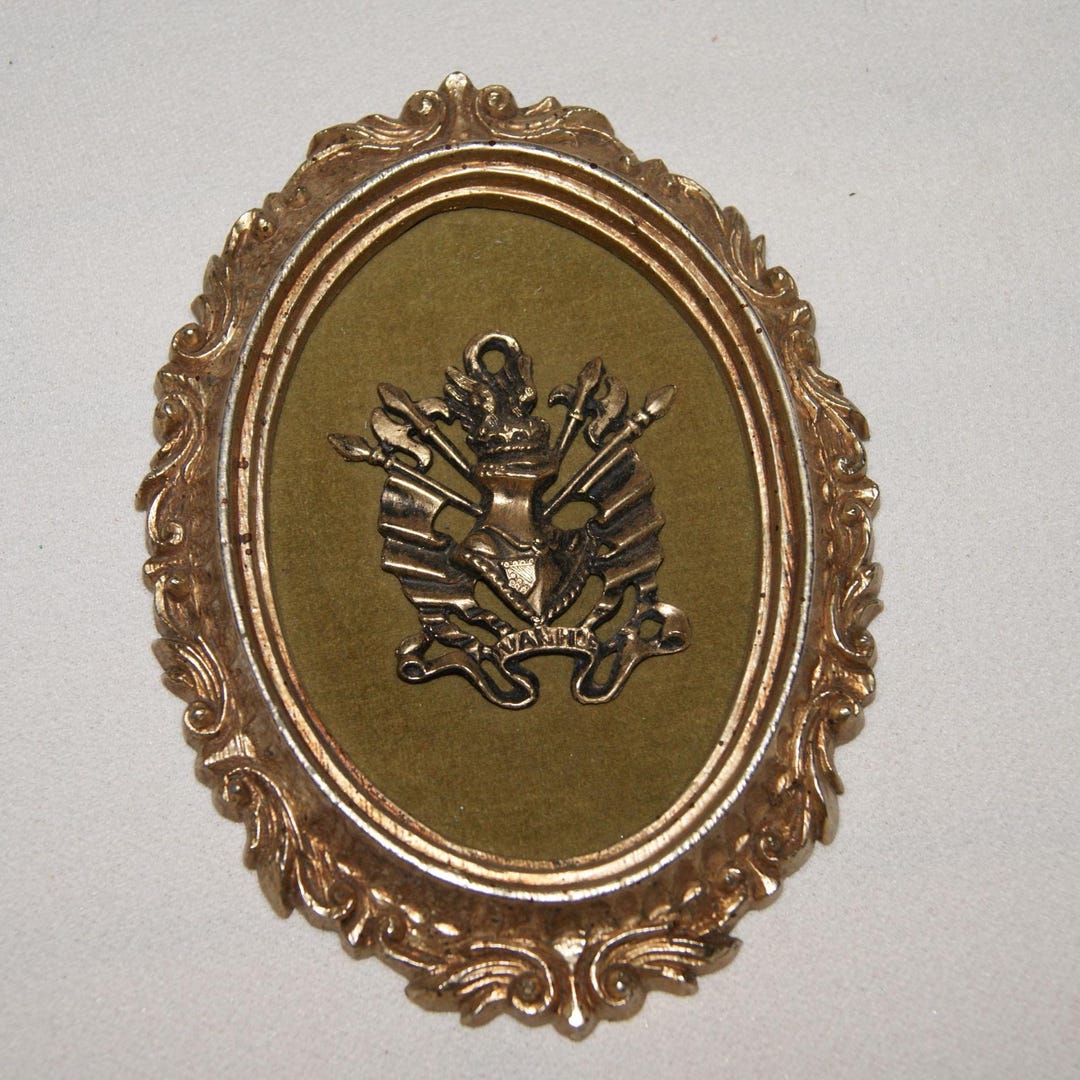 Arabesque Burwood Frame - Ivanhoe Florentine Crest - Heraldic Green ...