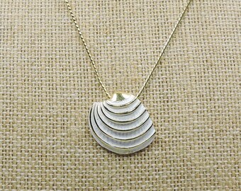 Monet Shell Necklace - Etsy
