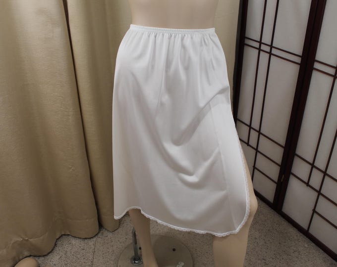 Vintage off White Nylon Half Slip Size L/XL 32-42
