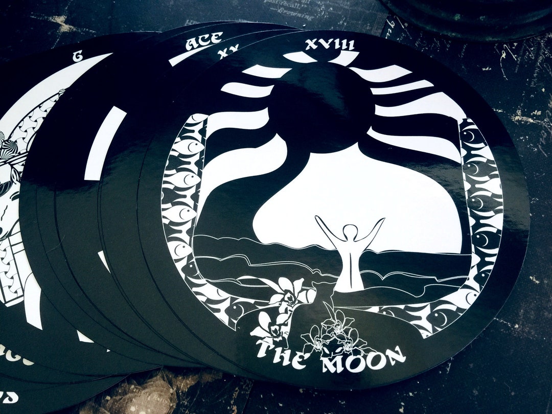 The Gorgons Tarot Deck + Booklet, Round Tarot Cards, Black and White ...