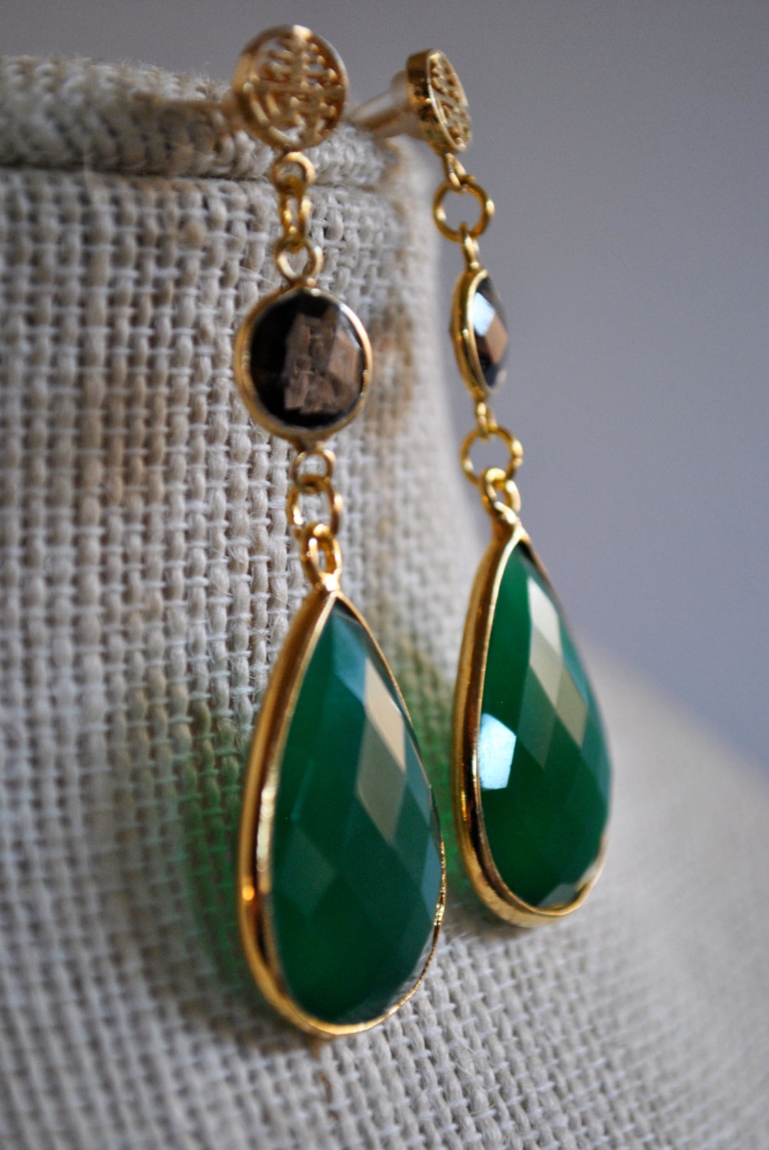 PENDIENTES COLGANTES DE TOPACIO DORADO Y ÓNIX VERDE - Etsy España