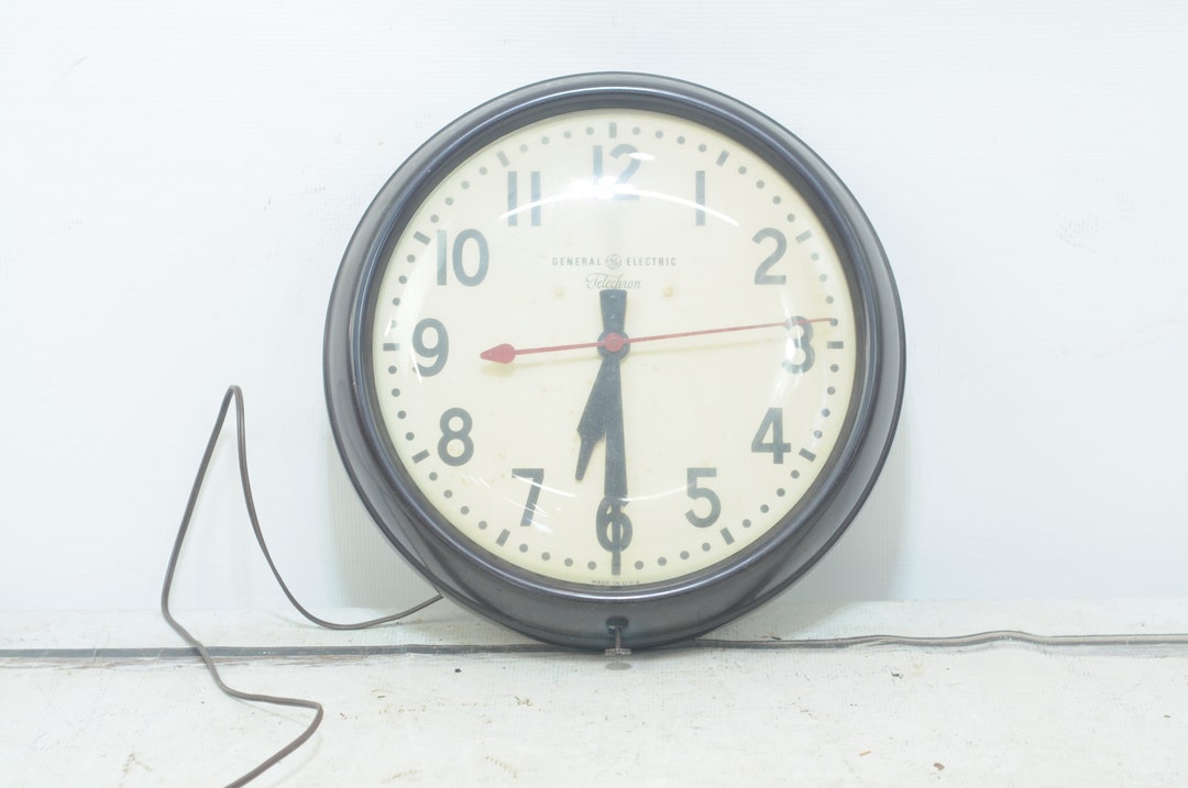 Vintage . GE General Electric Bakelite Telechron Red Dot School Office ...