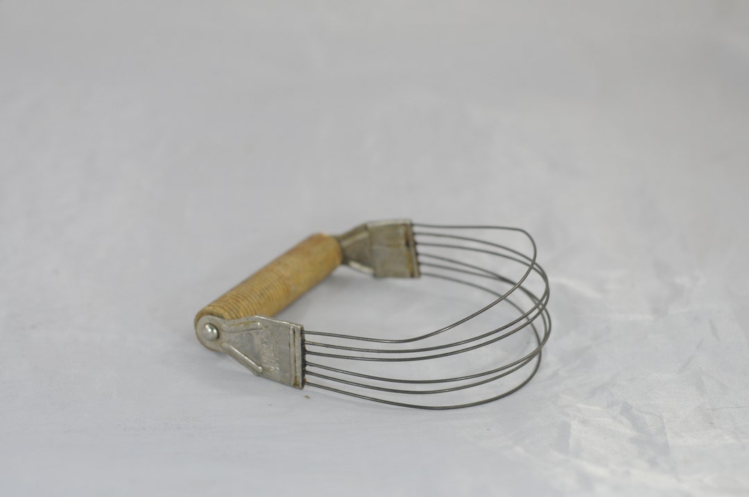 Vintage . Androck Wood Handle and Wire Pastry Cutter Dough Cutter - Etsy