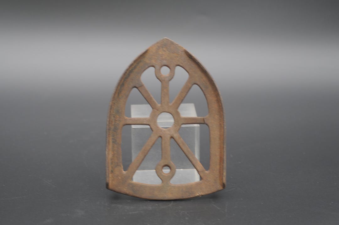 Antique ./ Vintage Sad Iron Trivet Rustic Primitive Footed Cast Iron ...
