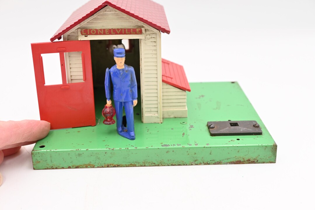 Vintage . Lionel Gate Watchman Railroad Station Crossing Sign Model ...