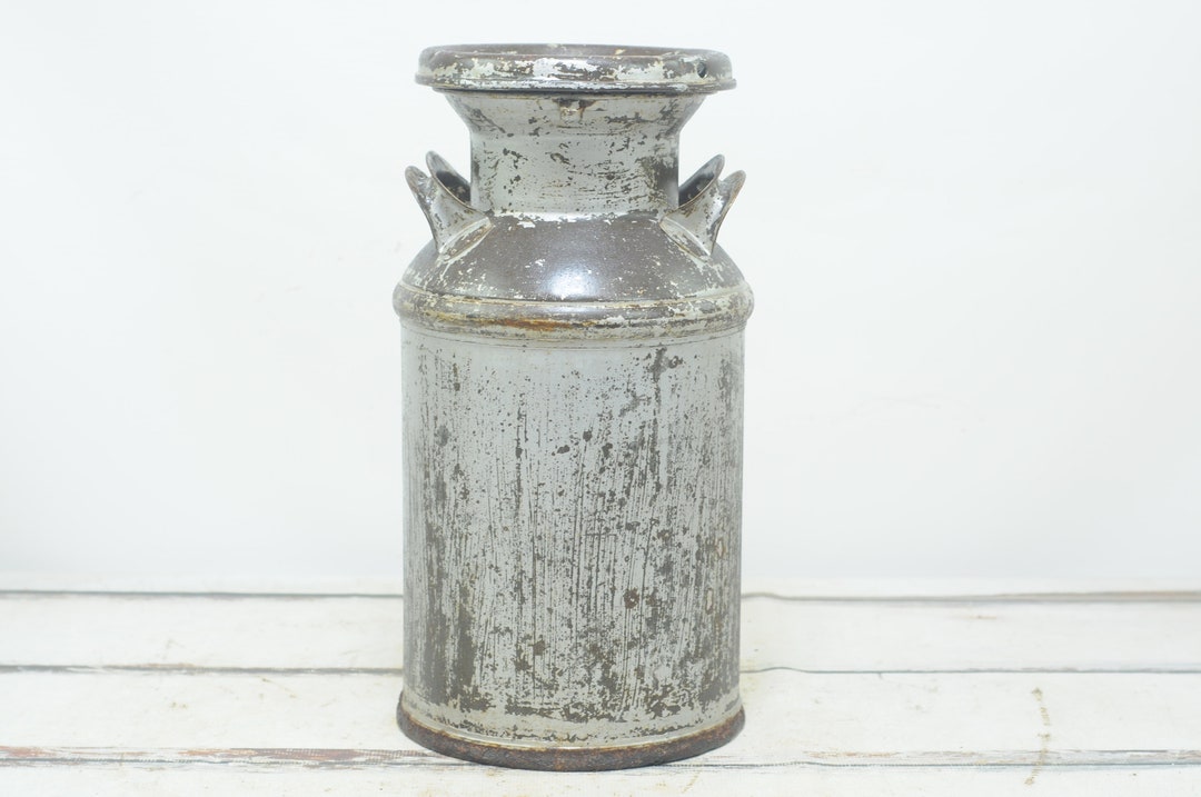 Vintage . Chippy Silver Dairy Milk Can Cream Can 5 Gallon Rusty Milk ...