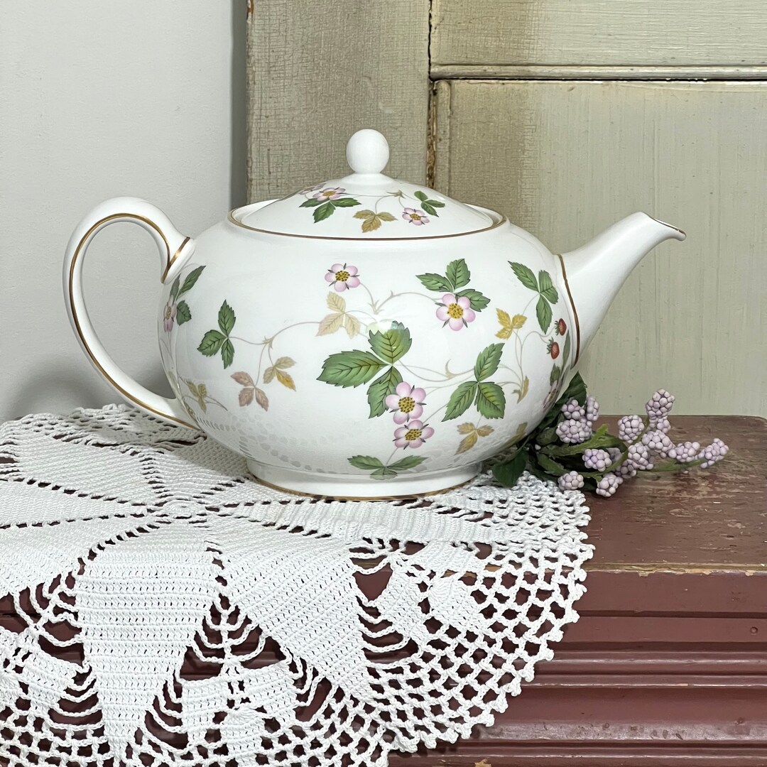 Wedgwood Wild Strawberry Teapot 4 Cup NOT PERFECT There is a Crack ...