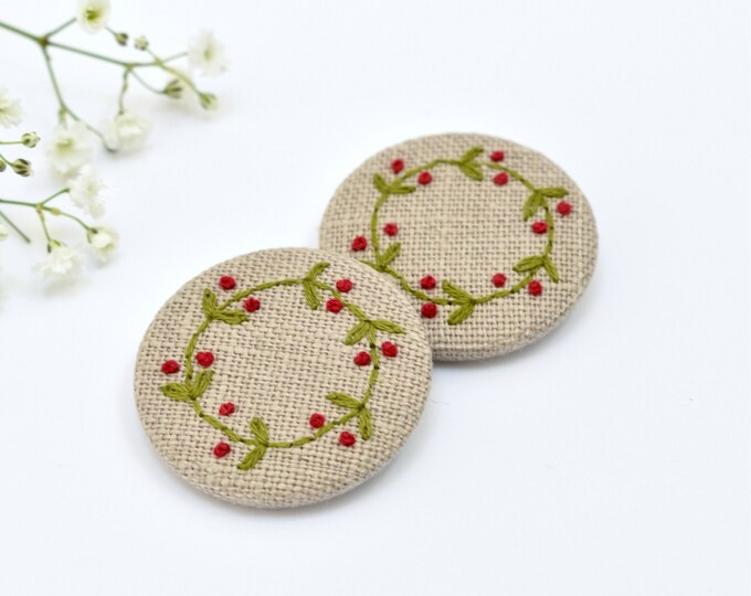 Embroidered Holly Wreath Brooch, Holly Wreath Pin Badge, Holly Brooch ...