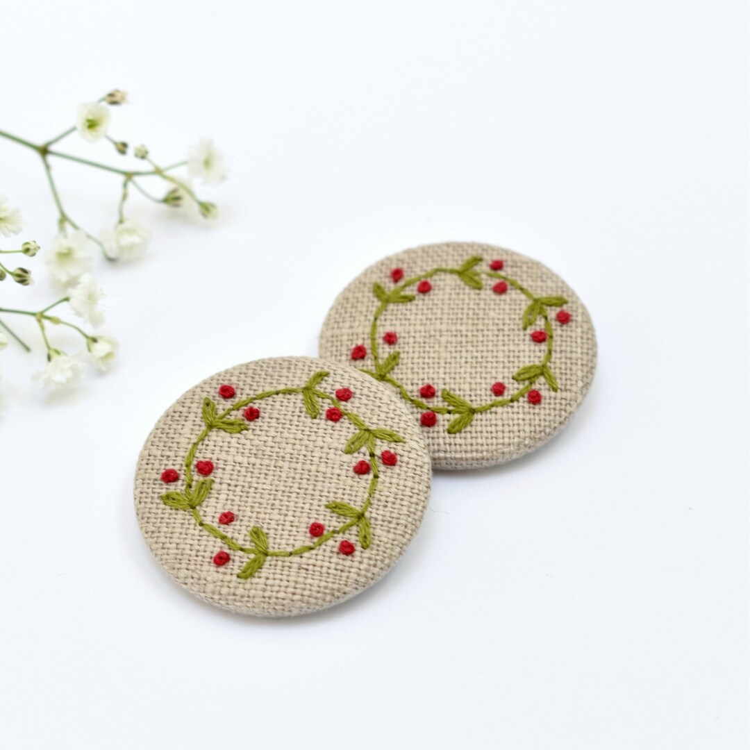 Embroidered Holly Wreath Brooch, Holly Wreath Pin Badge, Holly Brooch ...