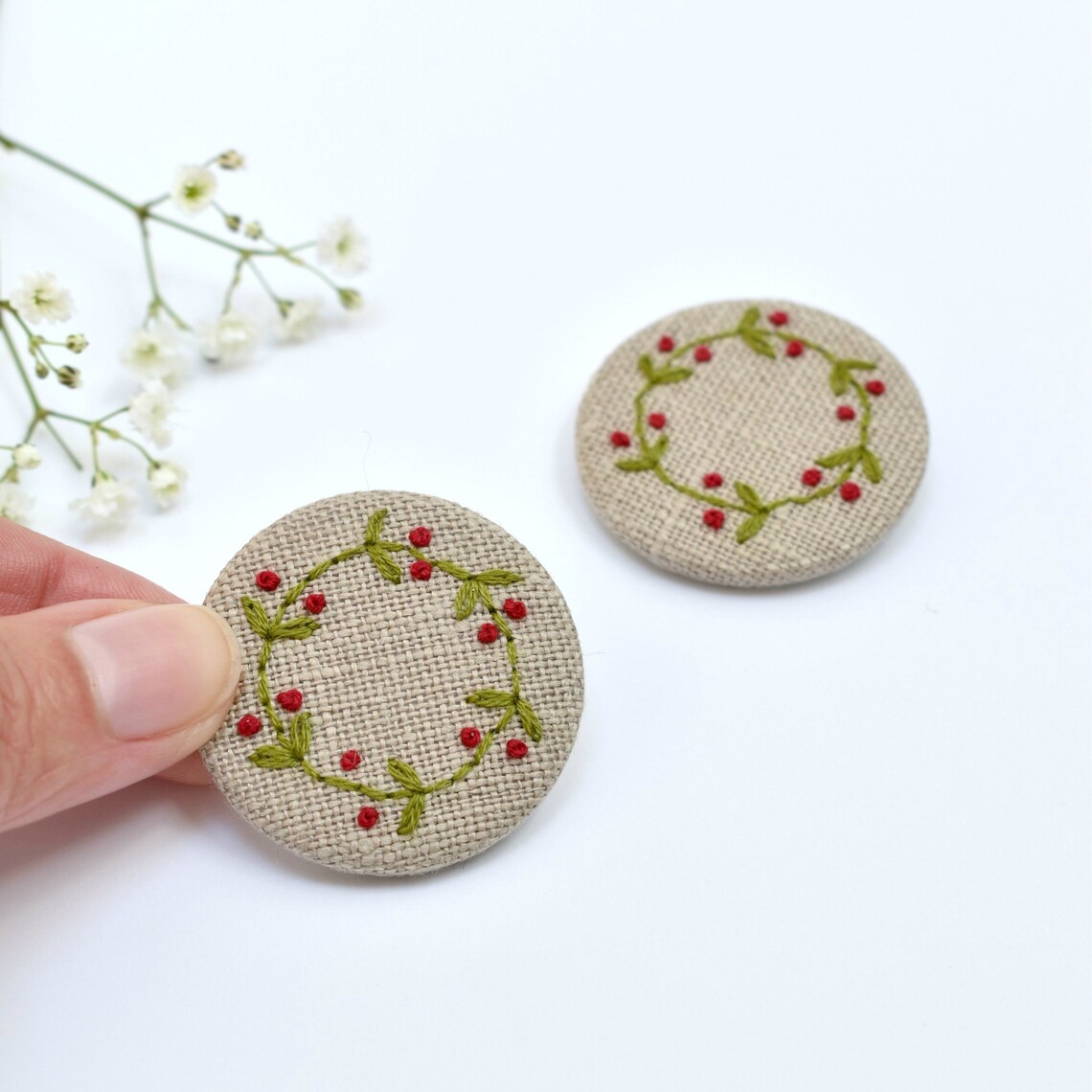 Embroidered Holly Wreath Brooch, Holly Wreath Pin Badge, Holly Brooch ...