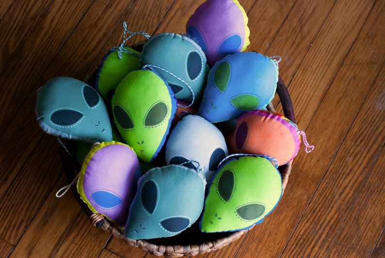 Alien Head Ornament / Choose 6 Different Colors / Small Alien | Etsy