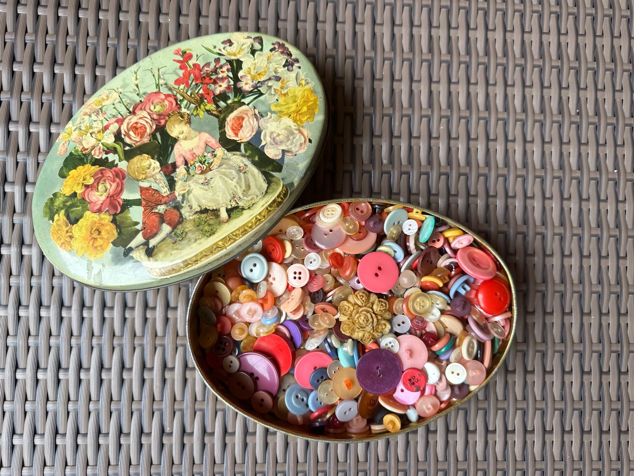 One Pound Vintage & Misc. Buttons in Oval Milano Alemagna - Etsy