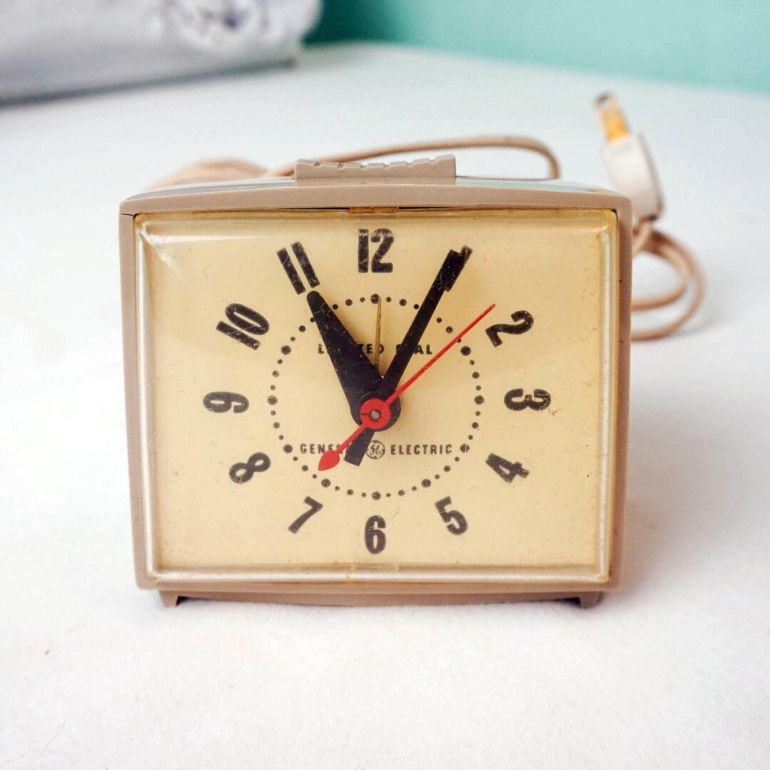 Small Electronic GE Bedside Clock / Vintage Alarm With Snooze / Retro ...