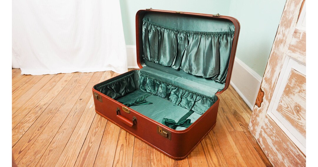 Aero Pak Hard Side Large Suitcase With Dark Green Satin Lining / Art ...