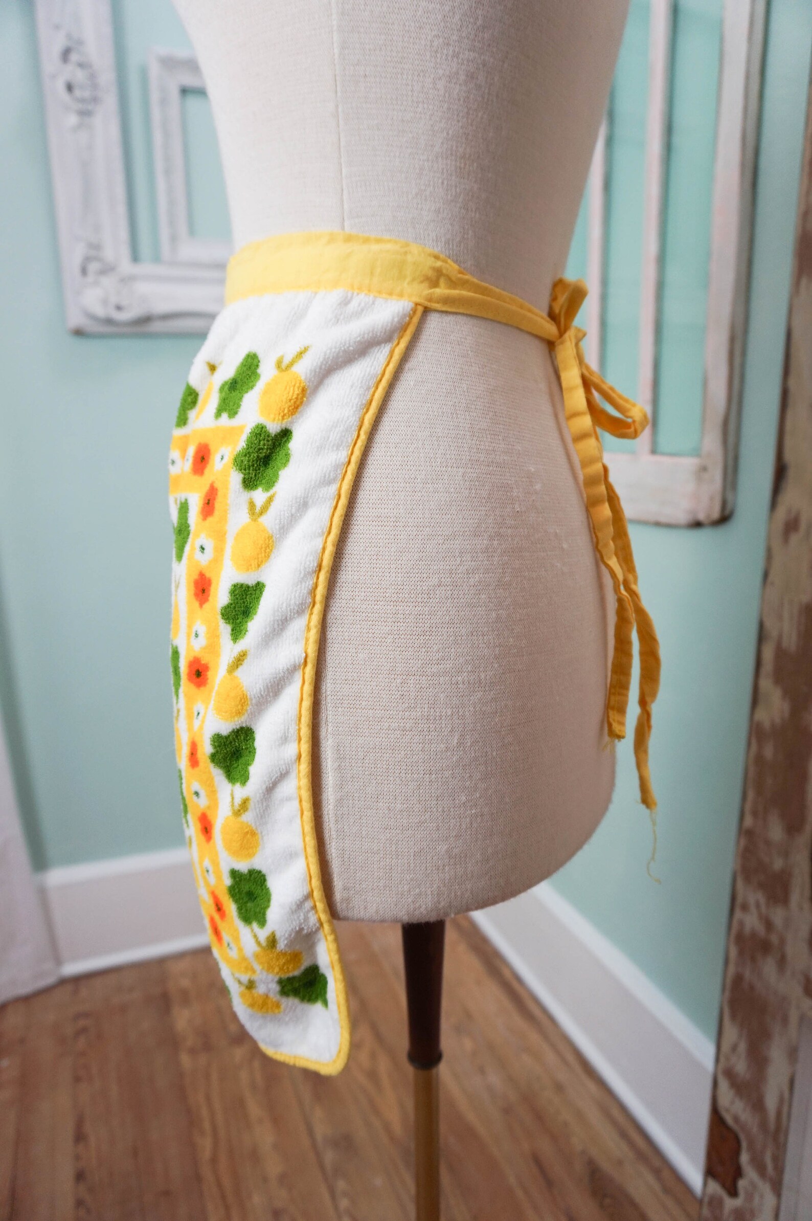 70s Vintage Mod Kitchen Apron With Bright Yellow Flowers - Etsy