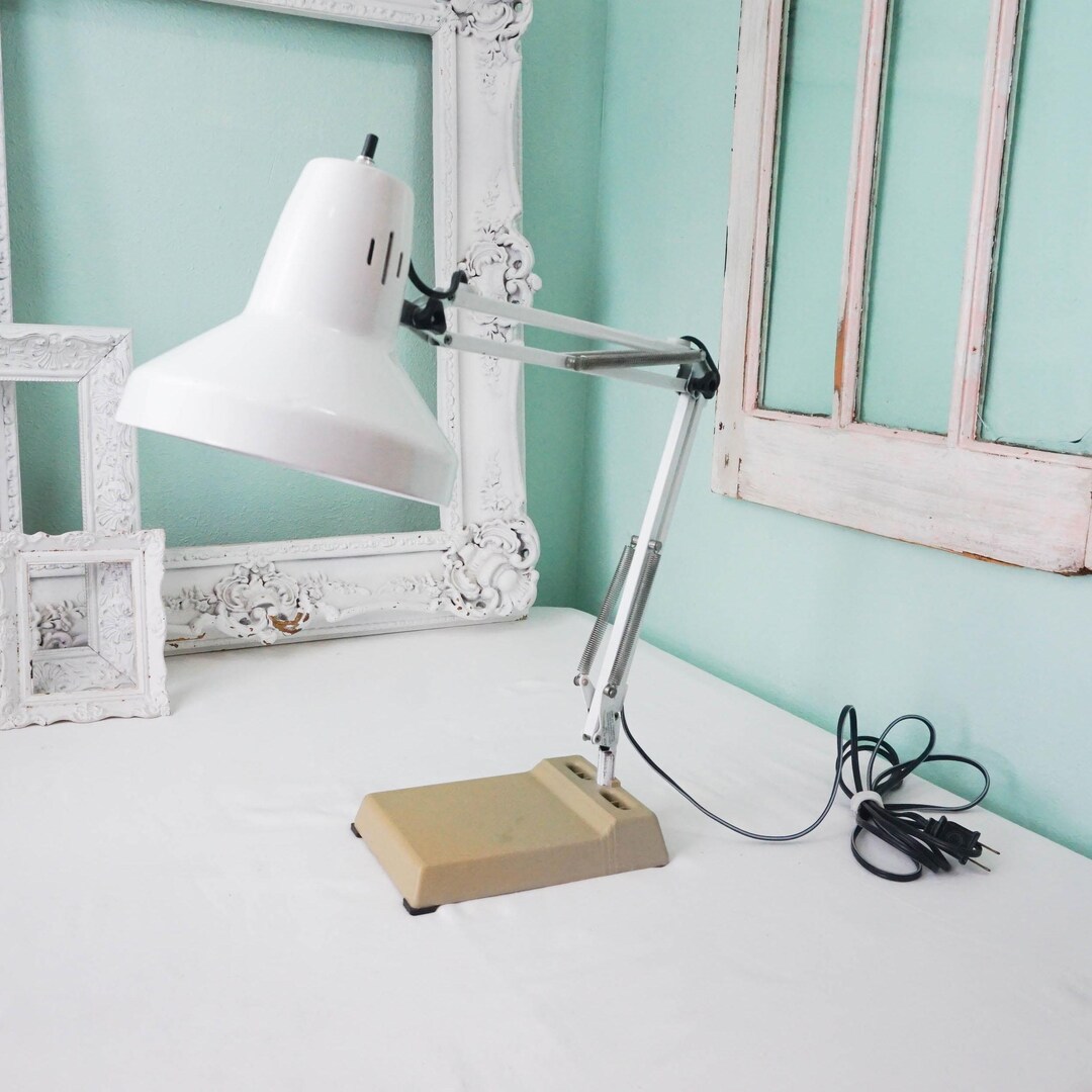 White Metal Articulating Work Light / Vintage Mod Artist Desk Lamp ...