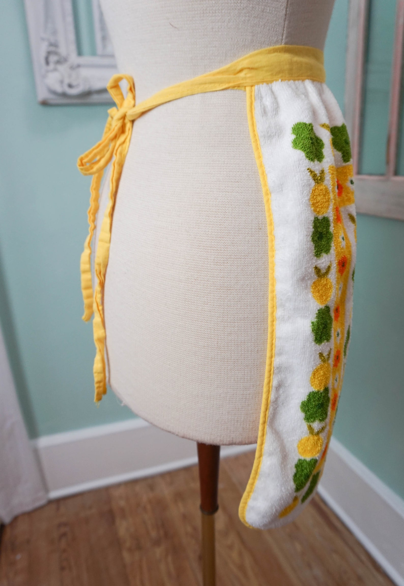 70s Vintage Mod Kitchen Apron With Bright Yellow Flowers - Etsy