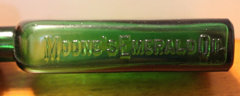 Vintage Green Moone's Emerald Oil Bottle Rochester New York Rare Color ...