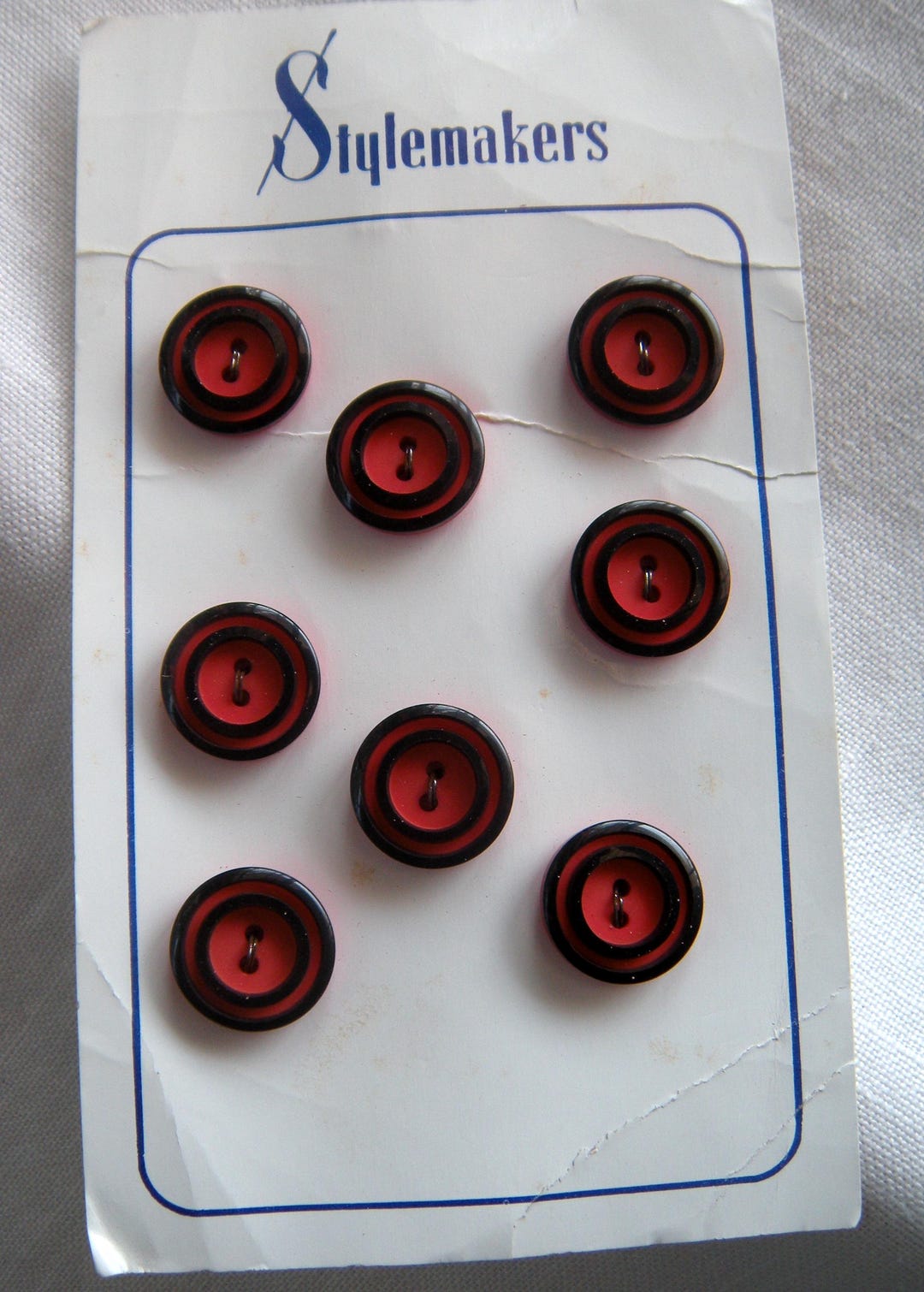 Bulls-eye Buttons in Red and Black, 18 Mm Diameter, About 4 Mm Thick, 2 ...