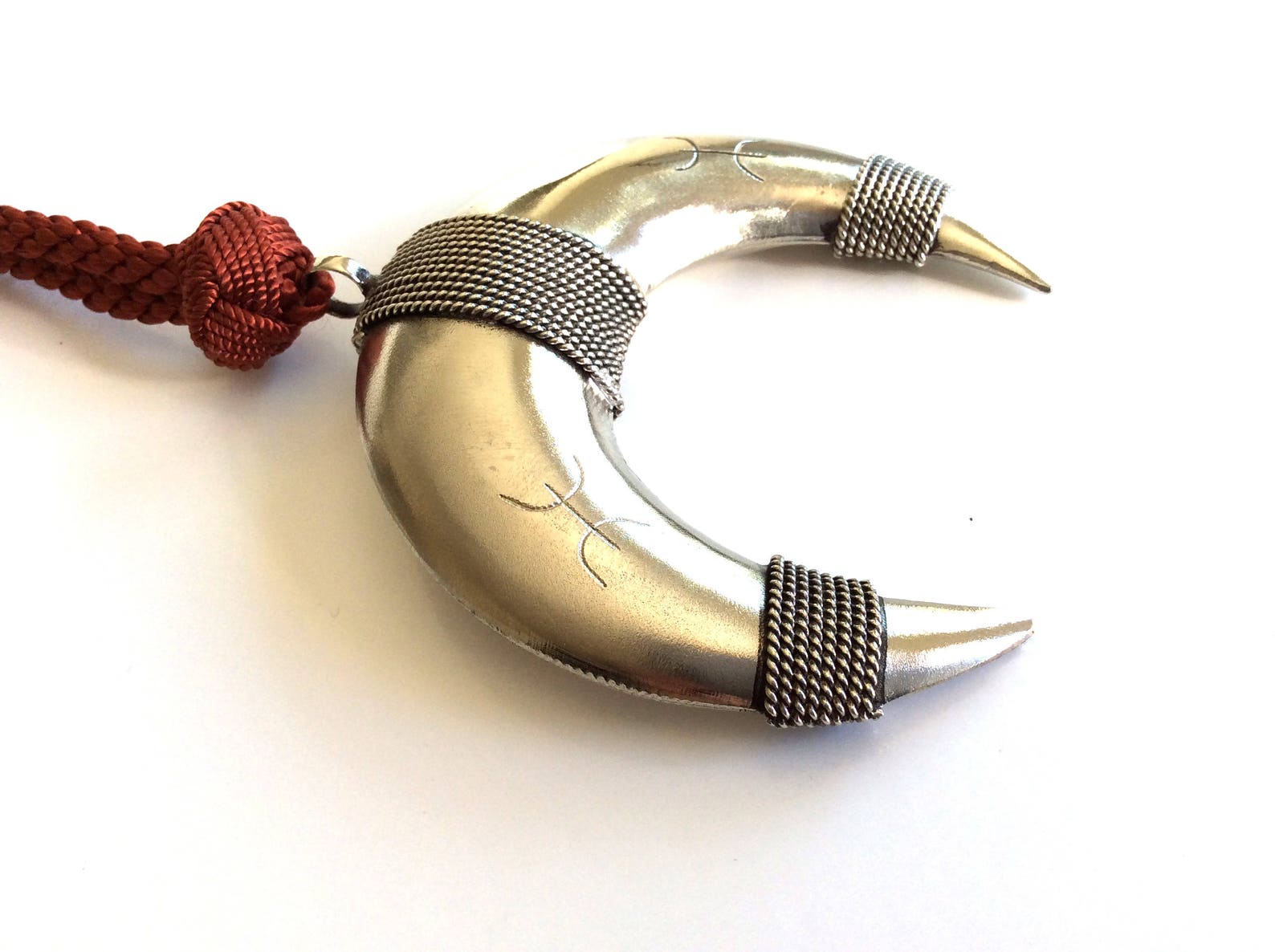 Colgante de colmillo doble de metal collar hecho a mano en - Etsy España