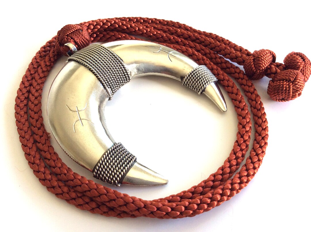 Colgante de colmillo doble de metal collar hecho a mano en - Etsy España