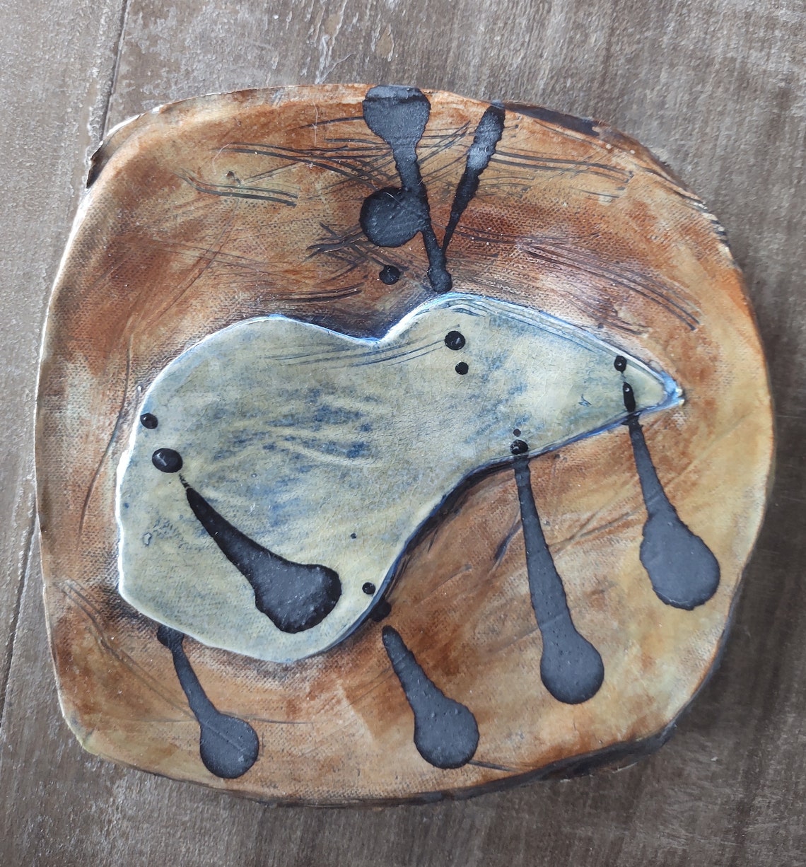 Poterie faite à la main. Plaque fonctionnelle décorative. Forme ...