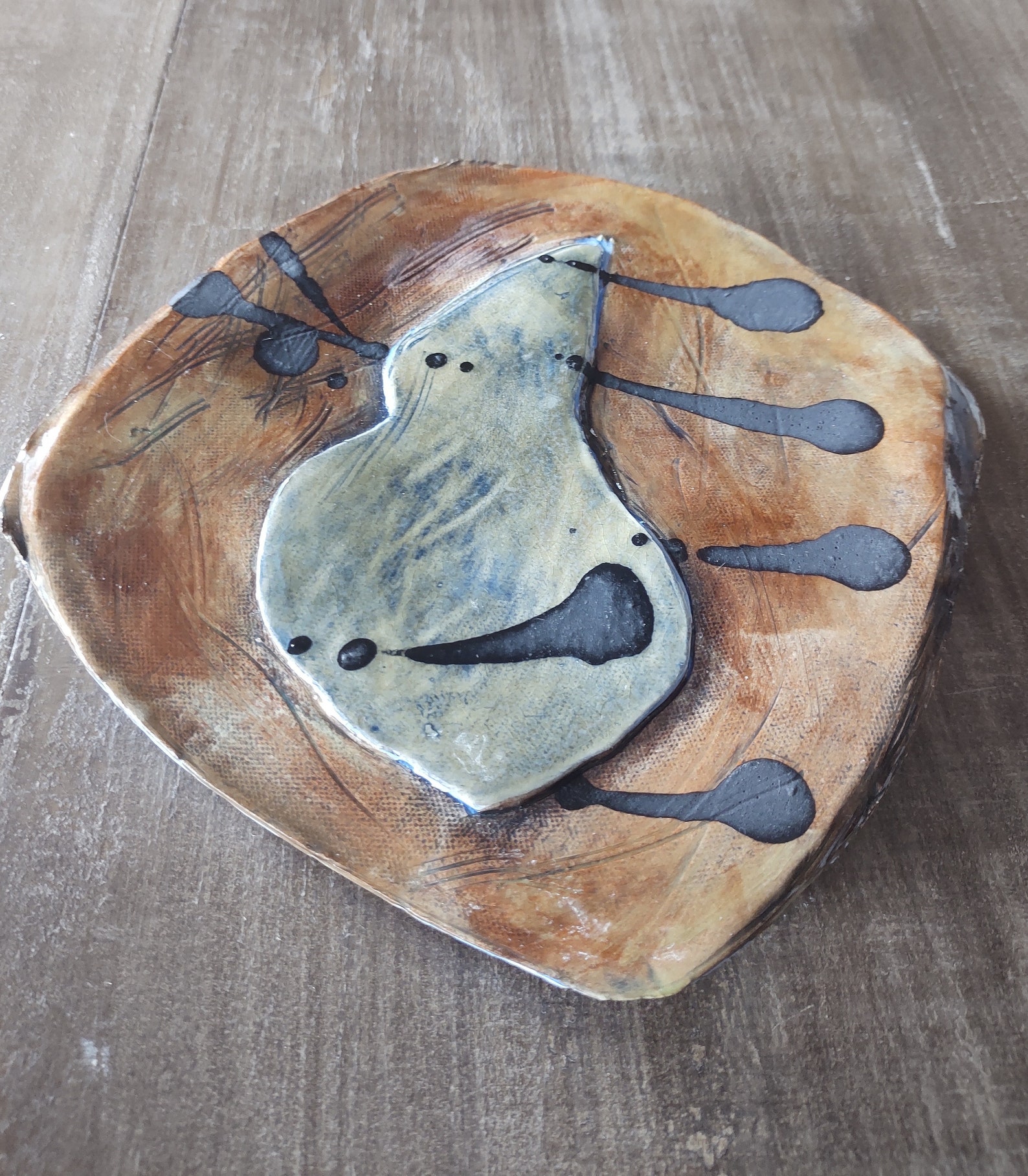 Poterie faite à la main. Plaque fonctionnelle décorative. Forme ...