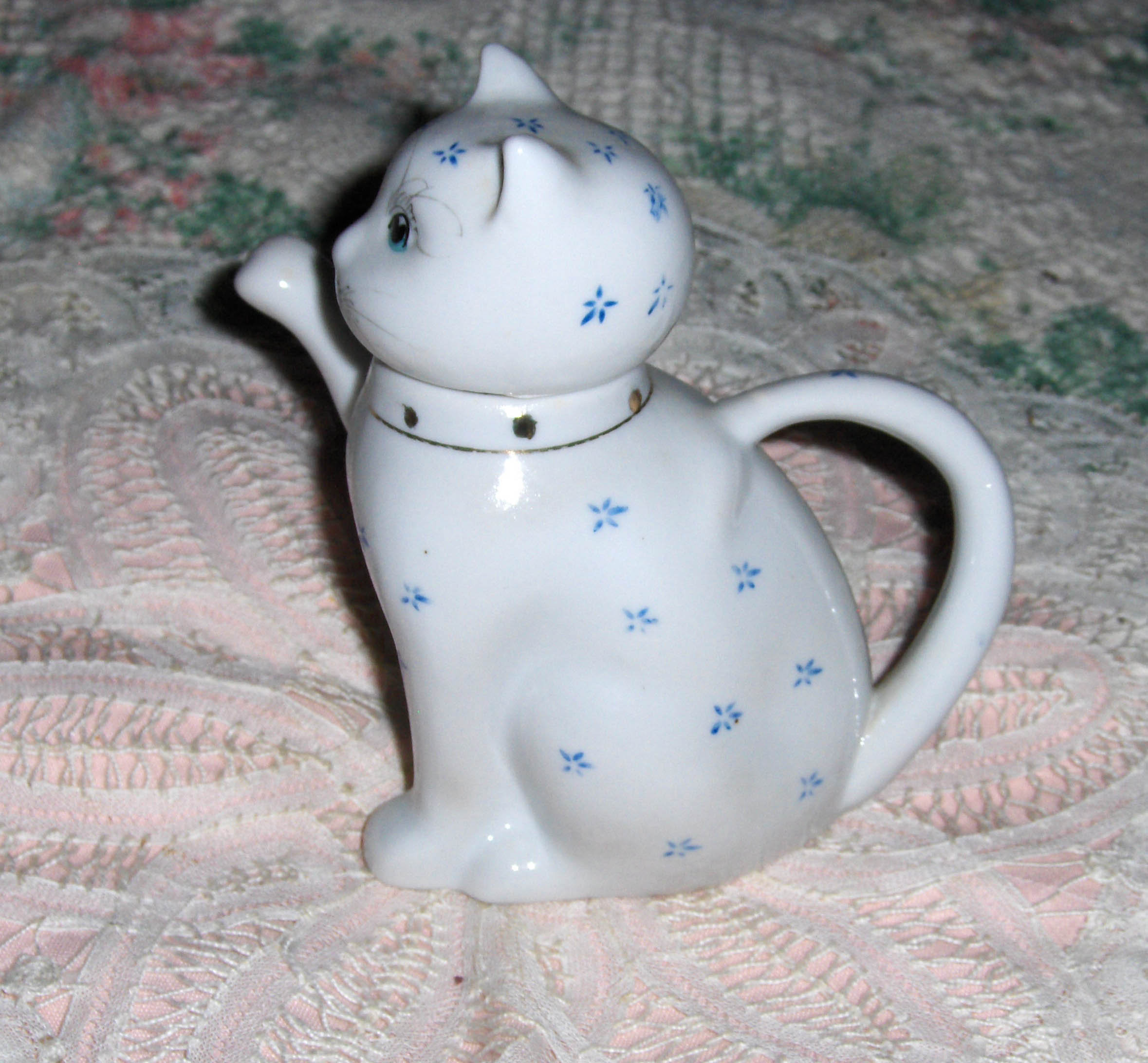 Vintage Porcelain Cat Tea Pot Blue White Kitty Figurine Liquid ...