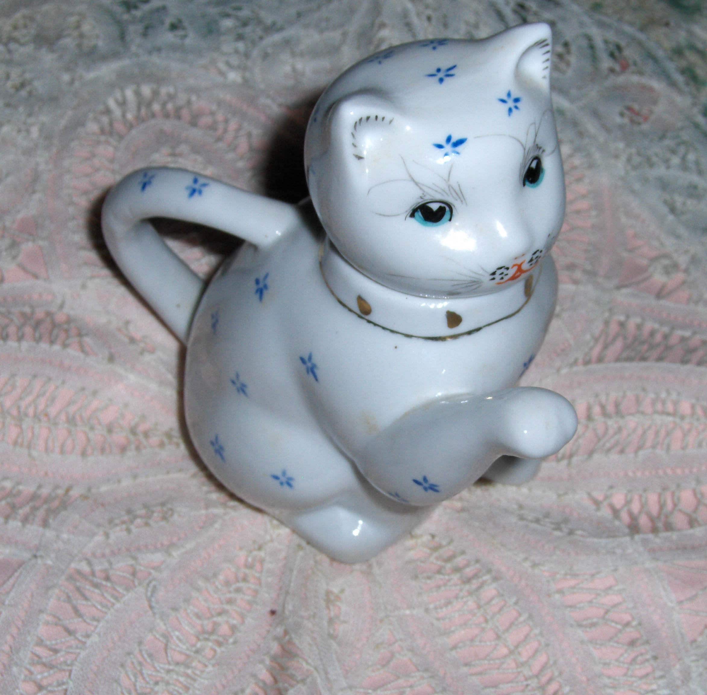 Vintage Porcelain Cat Tea Pot Blue White Kitty Figurine Liquid ...