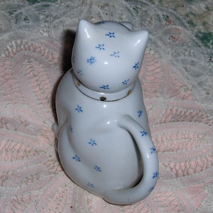 Vintage Porcelain Cat Tea Pot Blue White Kitty Figurine Liquid ...