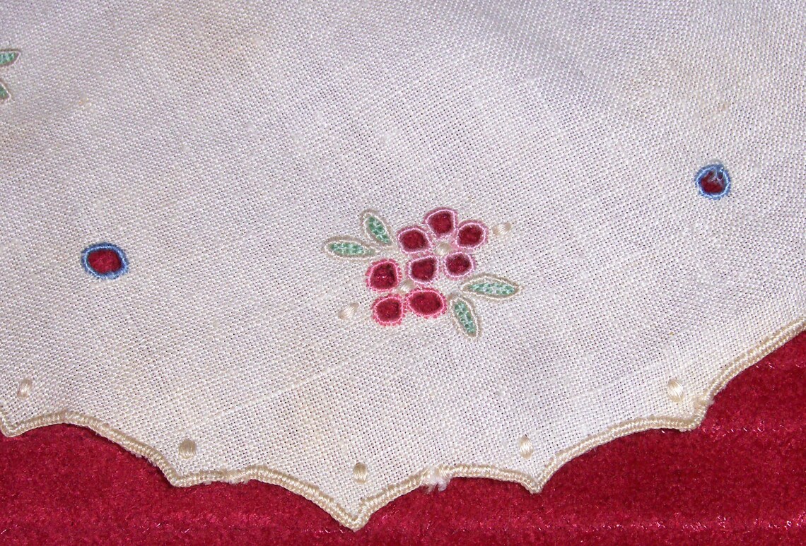 Vintage 2-lot Doily Set Linen Doilies Pink Embroidered Cut-out Flowers ...