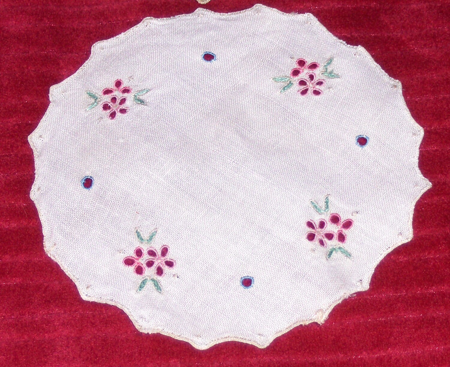 Vintage 2-lot Doily Set Linen Doilies Pink Embroidered Cut-out Flowers ...