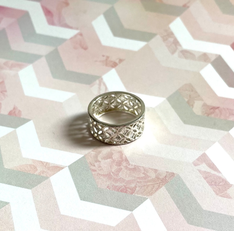 Engraved Silver Ring All Around Design Size 8 1/2 Non Magnetic Gift ...