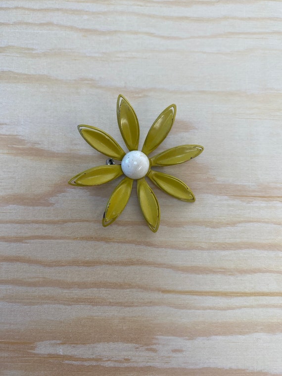 vintage enamel daisy brooch - Gem vintage enamel daisy brooch - Gem