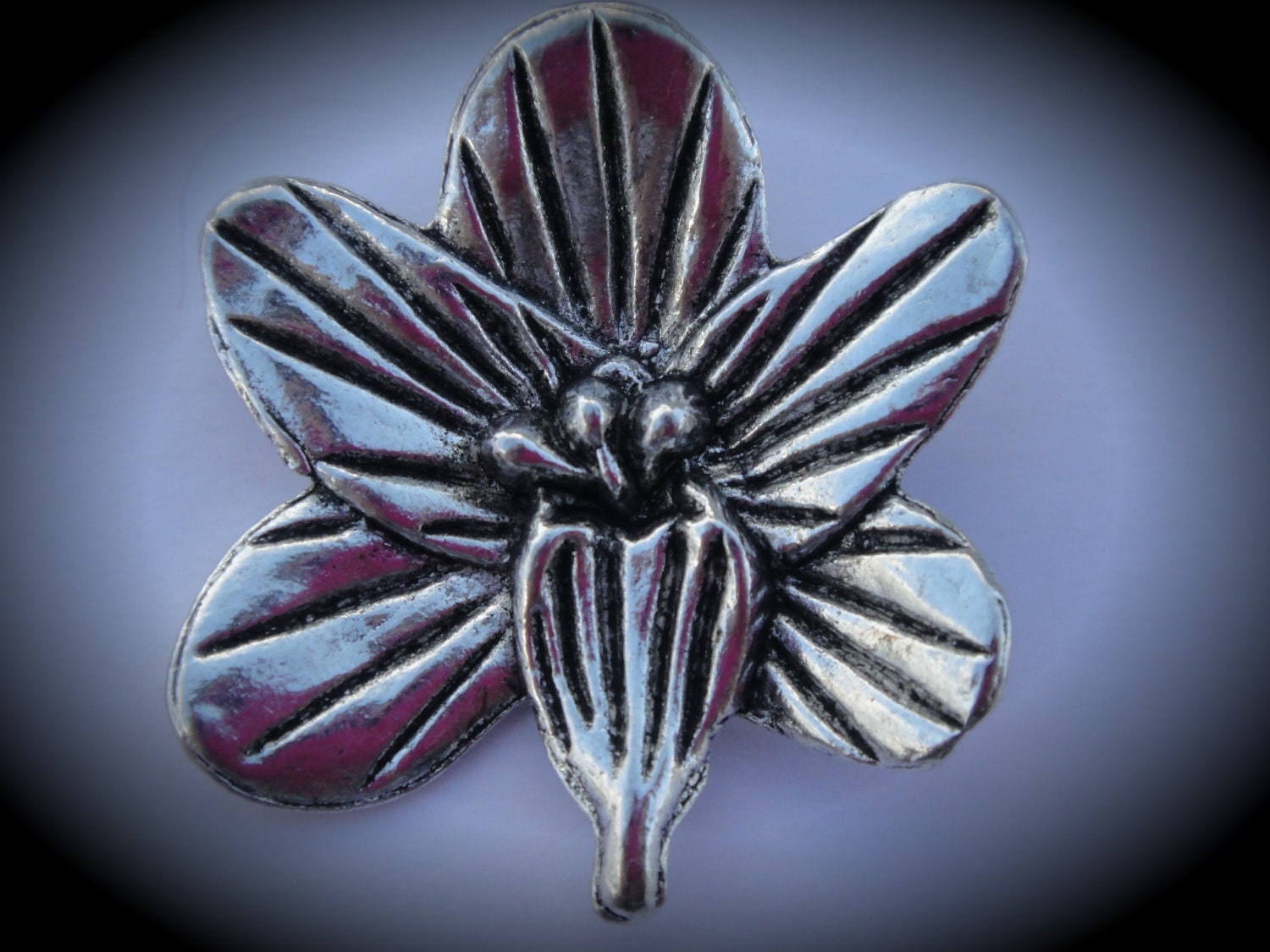 Colgante de metal de flor plateada - Etsy España